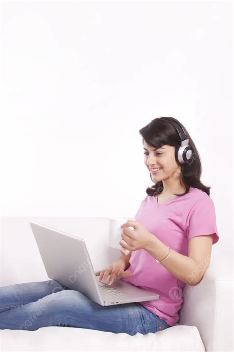 차를 마시면서 음악을 듣는 여자 사진 배경 및 무료 다운로드를위한 그림 Pngtree