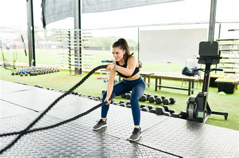 전투 로프 운동을하는 교차 훈련 체육관에서 활동적인 여성 30 39세에 대한 스톡 사진 및 기타 이미지 30 39세 건강한