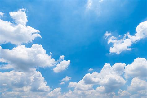 아름다운 공기 분위기 밝은 푸른 하늘 배경 추상화 흰색 구름과 맑은 질감 0명에 대한 스톡 사진 및 기타 이미지 0명 경관 계절 Istock