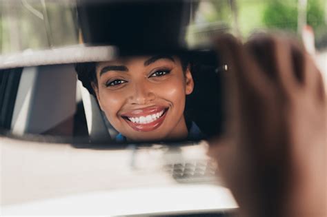화창한 날 자동차 백미러에 미소 짓는 아프리카계 미국인 여성 운전 교습 중 기쁨과 자신감 25 29세에 대한 스톡 사진 및 기타 이미지 25 29세 거리 검은색