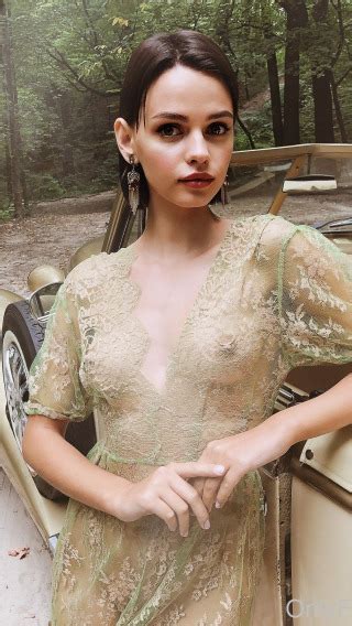 Скачать обои машина лес взгляд модель платье брюнетка красивая