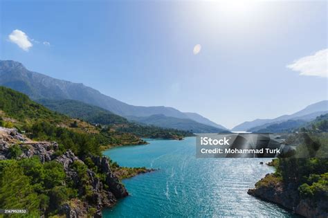 수력 발전을 하는 터키 Alanya의 물 댐과 저수지 강 산 사이의 아치 댐의 조감도 지구 온난화에 대한 지속 가능한 개발을 위한 수력 발전 녹색 에너지 Co2 제로 0명에