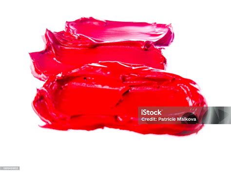 흰색 여성의 입술 사랑 배경 화장품 구성 메이크업 구성 립스틱 브러시 스트로크에 빨간 립스틱 얼룩 얼룩 0명에 대한 스톡 사진 및 기타 이미지 Istock