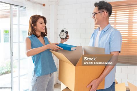 골판지 상자를 들고 행복한 아시아 가족은 새로운 집으로 이동합니다 이전 개념입니다 25 29세에 대한 스톡 사진 및 기타 이미지 25 29세 30 34세 가정의 방