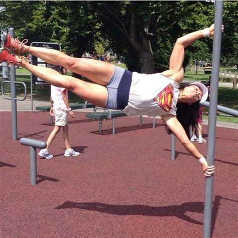 Human Flag She Is Awesome Calistenia Mujeres Mujeres Practicando