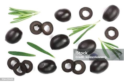로즈마리 잎이 흰색 배경에 고립 된 블랙 올리브 슬라이스 고 최고의 볼 수 있습니다 평면 위치 패턴 단면도에 대한 스톡 사진 및 기타 이미지 Istock