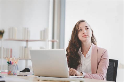 온라인 이동성 개념 작업 복사 공간 흰색 배경에 컴퓨터 노트북과 함께 일하는 미소 백인 여성 격리에 대한 스톡 사진 및 기타 이미지 Istock