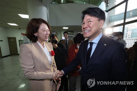 악수하는 장제원 배현진 연합뉴스