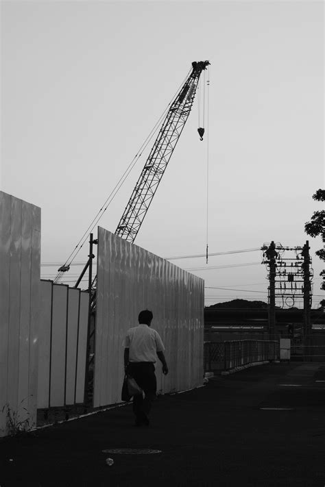 공중 그레이스케일 기중기 댐 드론 물 벽 블랙 앤 화이트 산 샷 저수지 전망 호수에 관한 무료 스톡 사진