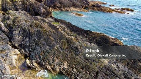 잔잔한 바다 표면과 바위가 많은 해안 해안 풍경 최고 전망 항공 사진 0명에 대한 스톡 사진 및 기타 이미지 0명 강둑 경외감 Istock