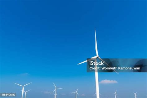 풍력 터빈은 깨끗한 에너지를 생산하기 위해 산에 설치 녹색 에너지 개념 연료 및 전력 생산에 대한 스톡 사진 및 기타 이미지 연료 및 전력 생산 0명 개발 Istock