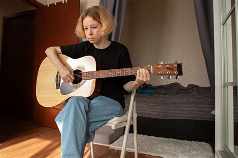 집에서 어쿠스틱 기타를 연주하는 여성 지판 기술을 배우는 연주자 클래식 음악 교육이 진행 중입니다 35 39세에 대한 스톡 사진 및 기타 이미지 Istock