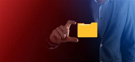 기업인은 최신 컴퓨터를 사용하여 It 컨설턴트가 설정한 폴더 아이콘문서 관리 시스템 또는 Dms 설정을 통해 정보 및 회사 파일 관리를 검색하고 있습니다 프리미엄 사진