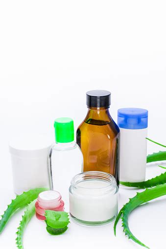 알로에 베라 젤 암 염 미네랄 피부 크림 백색 배경에 유기농 스킨 케어 고 민감한 피부를 위한 천연 화장품 알로에 베라 잎을 썬 대체 의학 스파와 스킨 케어 개념 건강관리와