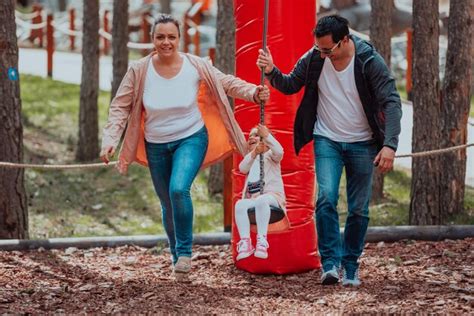 Diversão Em Família No Parque Família Feliz Passando Tempo No Parque E