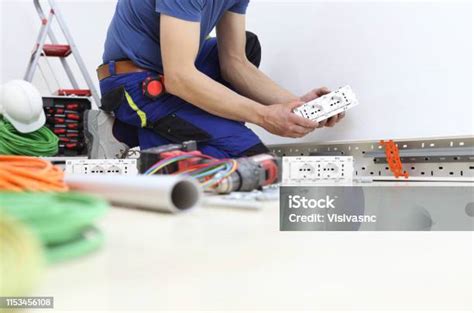 손에 소켓 전기 회로 전기 배선을 설치 하는 작업에서 전기 기술 Diy에 대한 스톡 사진 및 기타 이미지 Diy 건설 산업 검사 보기 Istock