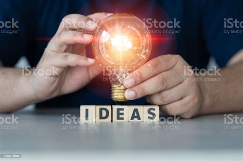단어 Ideas와 나무 블록에 전구를 들고 손 혁신과 영감과 새로운 아이디어의 개념 개선에 대한 스톡 사진 및 기타 이미지 개선 결정 데이터 Istock