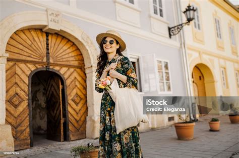 재사용 가능한 면화 에코와 꽃 과일 야채를 쇼핑하는 여자는 가방을 생산합니다 제로 폐기물 라이프 스타일 개념 가방에 대한 스톡