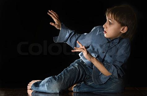 Angst Kleiner Junge Stock Bild Colourbox