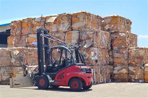 방콕 태국2019년 6월 22일 태국 재활용 산업 골판지 쓰레기 및 종이 쓰레기 를 누른 후 유압 베일링 쓰레기 프레스 기계를 사용하여 공장을 재활용하기 위한 운송을 위한