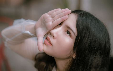 무료 이미지 얼굴 피부 코 말뿐인 아름다움 뺨 이마 턱 헤어 스타일 긴 머리 손가락 흑발 닫다 속눈썹