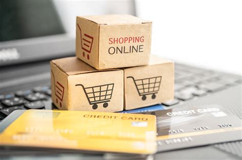 노트북 컴퓨터에 신용 카드와 온라인 상자를 쇼핑 금융 상거래 수입 수출 사업 개념 0명에 대한 스톡 사진 및 기타 이미지 0