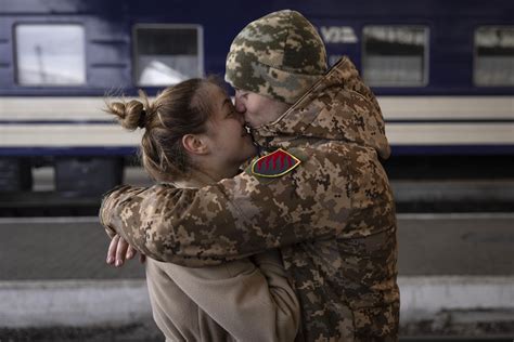 Поцілунки та міцні обійми Українські солдати прощаються зі своїми коханими на вокзалі Lofficiel
