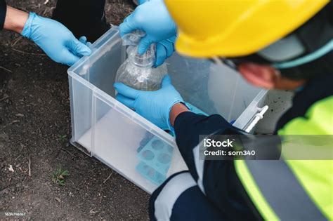 환경 독성 폐기물 또는 의심되는 오염원으로 오염된 물 샘플을 채취합니다 18 19세에 대한 스톡 사진 및 기타 이미지 18 19세 2명 40 44세 Istock