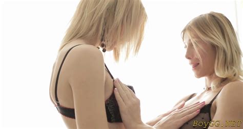 Amateur Hottie Enjoys Undressing Eporner