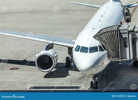 El Avión De Las Líneas Aéreas Se Prepara Para Que Los Pasajeros Suban