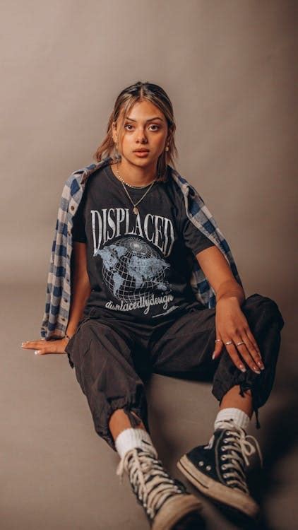 가을의 스타일 갈색 갈색 배경 거리 스타일 검은색 티셔츠 귀여운 그래픽 티셔츠 금 목걸이 금 보석 금 사슬 나이키 난민 도시의 디자인에 의해 대체