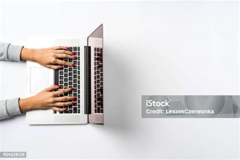현대 노트북에서 일 하는 여성 손 사무실 데스크톱 복사 공간입니다 노트북에 대한 스톡 사진 및 기타 이미지 노트북 손 개념 Istock