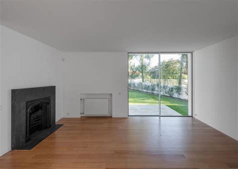 Irregularly Stacked Blocks Define Rooms In House Mr