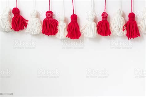 흰색 배경에 빨간색과 흰색 색상의 원사에서 브러시 복사 공간을 위한 공간입니다 Diy 원사 브러쉬 화 환 원사의 화환 원사에서 팜푸시키 어린이의 창의력 0명에 대한 스톡