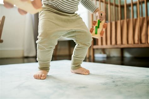 보육원에서 아기의 발로 걷고 배우고 성장하여 아동 발달 희망 교육을 합니다 믿음 귀여움과 신뢰로 가정에서의 유아의 첫걸음을