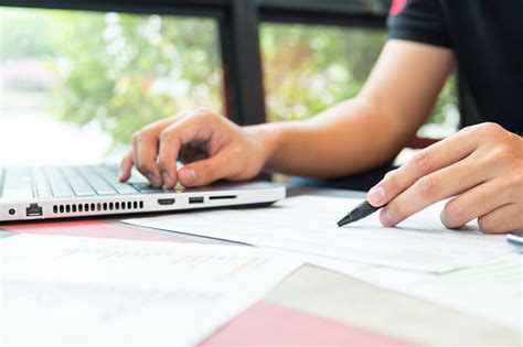 책상에 노트북 태블릿 및 스마트폰 및 문서에 의해 작동 하는 사업 교육에 대한 스톡 사진 및 기타 이미지 교육 금융 노트북 Istock