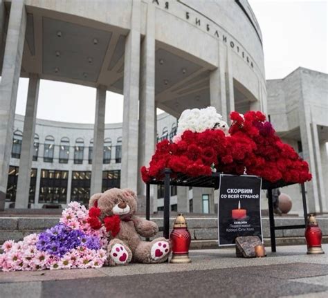 У входа в Российскую национальную библиотеку на Московском проспекте