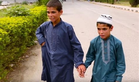 მზე როგორც კი ჩადის ამ ორი ბიჭის სხეული ქვავდება მამამ იმედი თითქმის დაკარგა