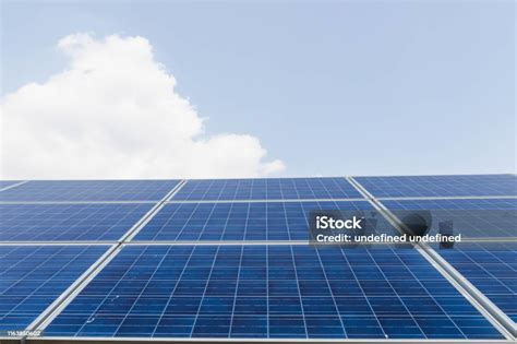 태양 전지 패널 대체 전기 소스 지속 가능한 자원의 개념 그리고 이것은 원래보다 더 많은 전기를 생성 할 수있는 새로운 시스템입니다 이것은 태양 추적 시스템입니다 0명에