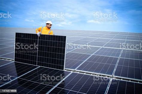 지속 가능한 에너지 발전소를 위한 태양 전지판을 설치하는 전문 작업자 태양전지판에 대한 스톡 사진 및 기타 이미지 태양전지판 건설업자 기술자 Istock