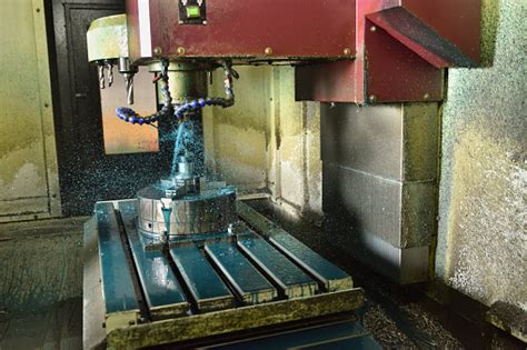 스핀 들 척 및 설치 금속 부품에 포켓 고정밀 Cnc 산업 선반 선반 기계 Cnc 기계는 금속 부분에 있는 구멍을 훈련 합니다 Cnc 장치에 대한 스톡 사진 및 기타 이미지