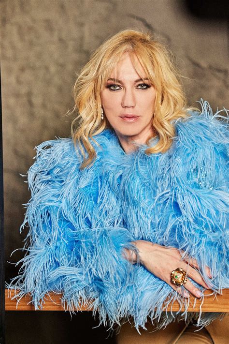 Topacio Fresh Posa Con La Mejor Moda Para Diez Minutos