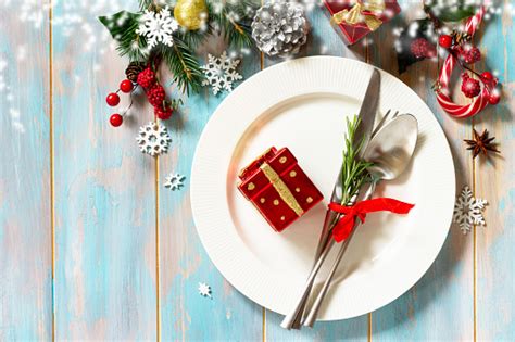 크리스마스 테이블 설정입니다 축제 접시와 축제 테이블에 장식 칼 상단보기 평면 누워 텍스트에 사용할 수 있는 여유 공간입니다 0명에 대한 스톡 사진 및 기타 이미지 Istock