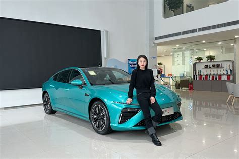 哪吒s这车咋样？小姐姐体验后说：没有噱头但充满诚意 凤凰网视频 凤凰网