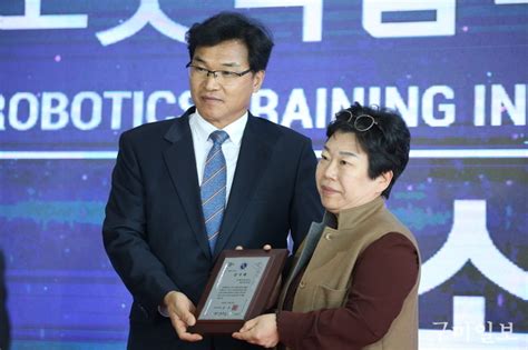 구미시 미래 로봇산업 전문인력 양성의 허브 「로봇직업혁신센터」 개소”