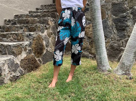 Made In Hawaii Rayon Capri Pants Floral Perfect For Luau Casual