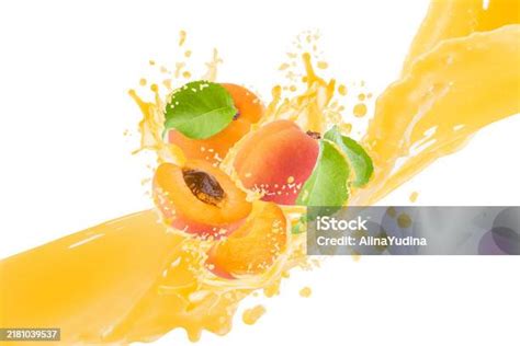 살구 조각 녹색 잎 방울 튀김과 살구 주스의 흐름은 흰색 배경 고립 된 비행 여름 신선한 과일 광고 라벨 제품 브랜딩 전단지 카드 포스터 음료 건강한 생활방식에 대한 스톡