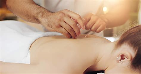 Cupping Vs Acupuncture Which Should You Book First Loong Wellness