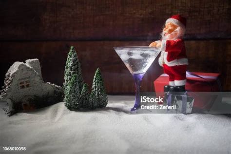 겨울 칵테일크리스마스 테마 또는 아이디어와 조리법 크리스마스 음료 알콜 음료와 눈 장면 크리스마스 장식으로 눈에 마티니 잔 0명에 대한 스톡 사진 및 기타 이미지 Istock