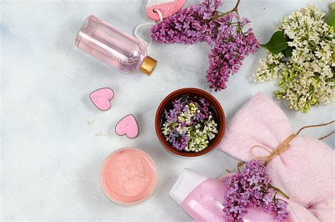 나무 그릇에 라일락 꽃의 향기로운 물로 스파와 웰빙 구성 장미 물과 바디 크림 아로마 테라피와 피부와 바디 케어 고정시킴에 대한